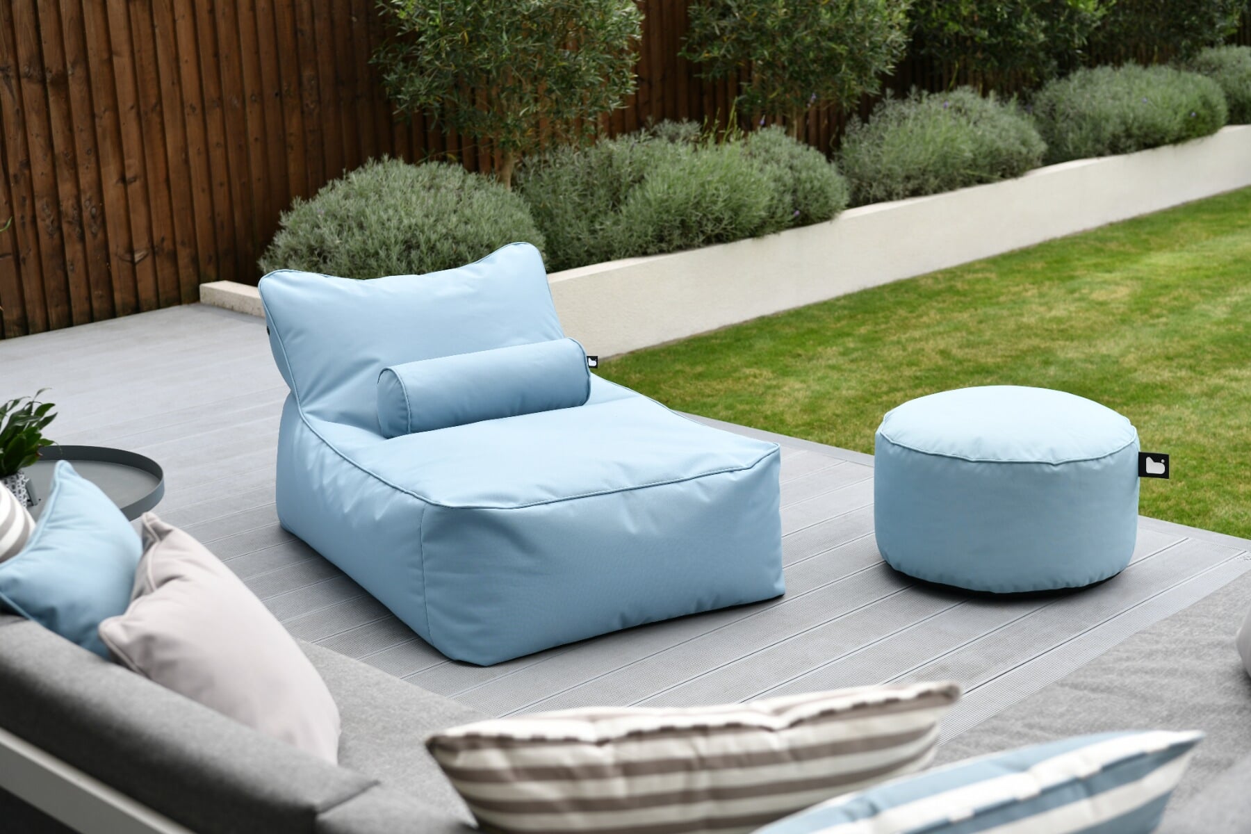 Extreme Lounging B Bed | Bed Kingdom
